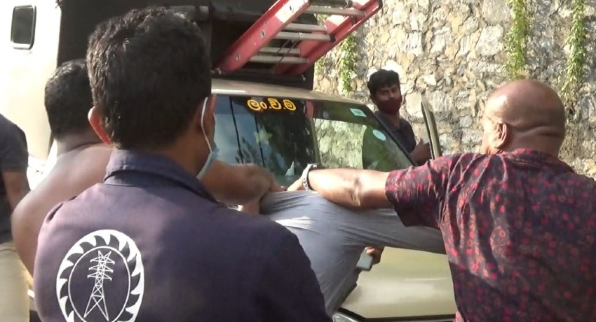 (VIDEO) Angry locals attack CEB workers in Kandy