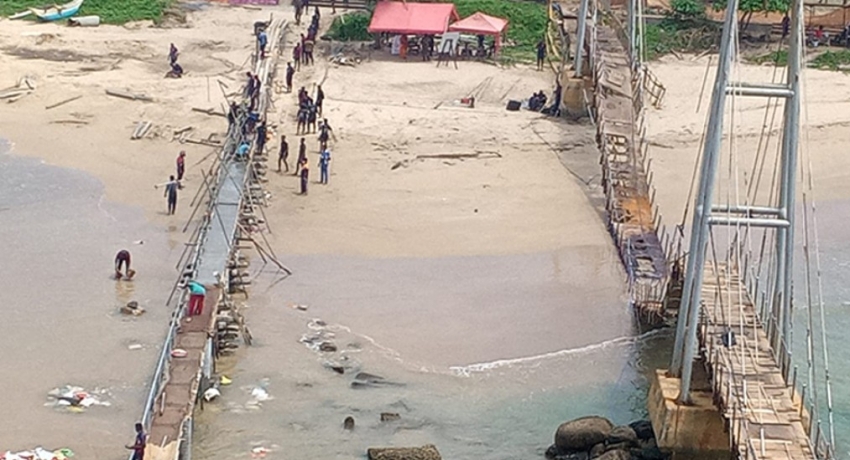 Temporary bridge to 'Paravi Duwa' declared open to public
