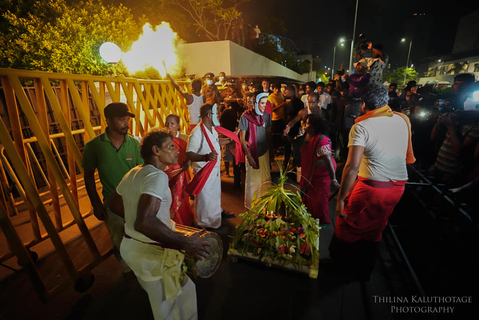 (PICTURES) Sri Lankan traditional shaman perform Thovil outside Temple ...