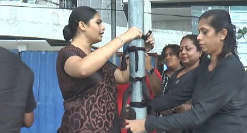Hirunika leads Black Ribbon protest in Galle Face; Ties black ribbons ...
