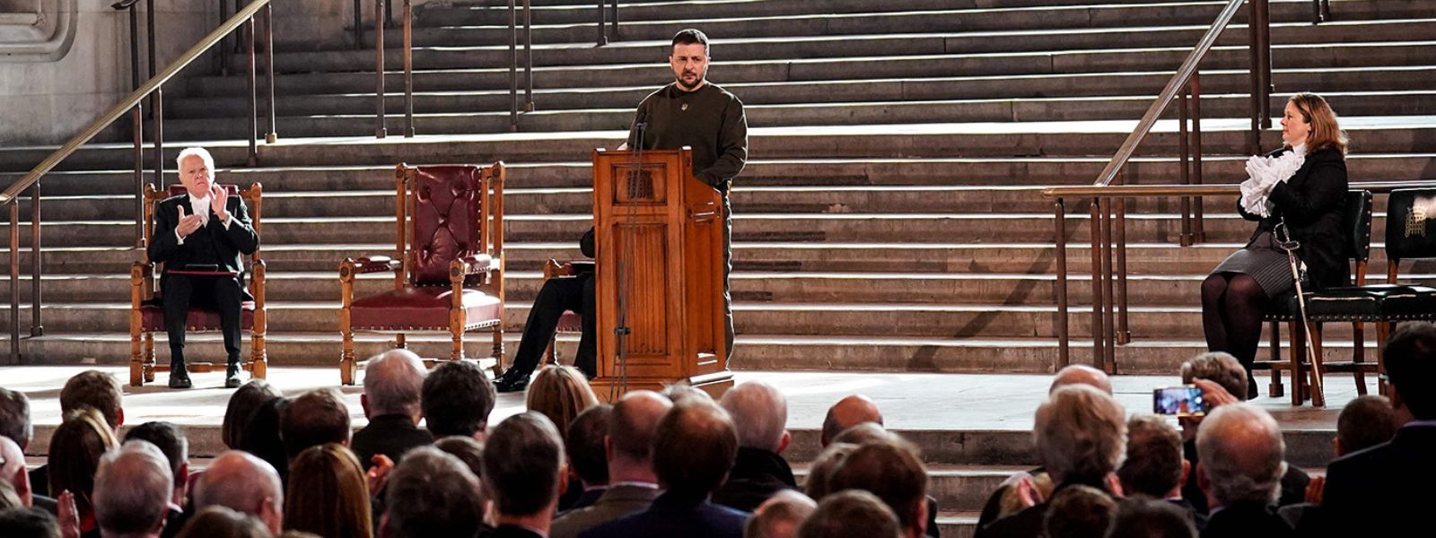 Thunderous applause as Ukraine’s President Volodymyr Zelensky addresses ...