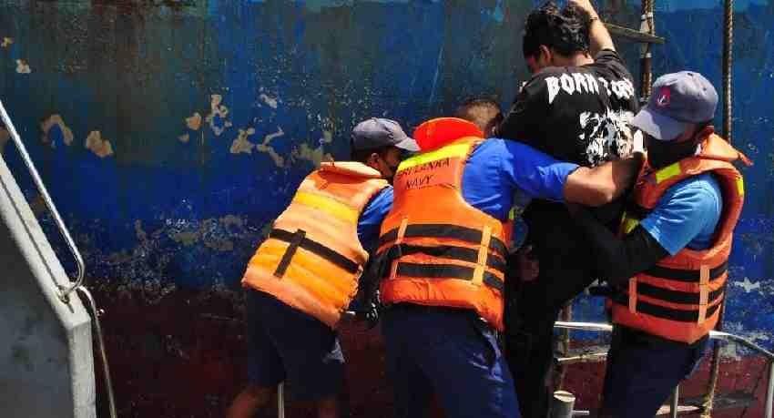Ill sailor aboard foreign vessel brought ashore by Sri Lanka Navy for ...