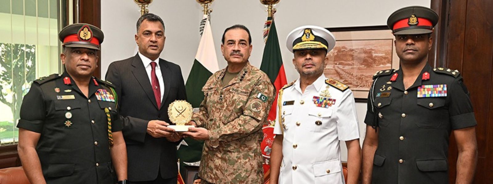Defence Secretary Meets Pakistani Army Chief