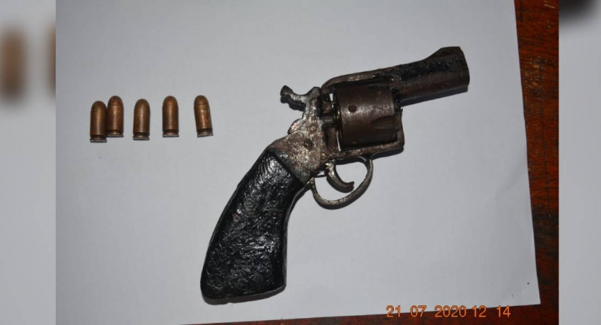 හොරණ නීලක සඳරුවන්ගේ පාතාල කල්ලි සාමාජිකයෙකු රිවෝල්වරයක් සමග කොටු - Sri ...