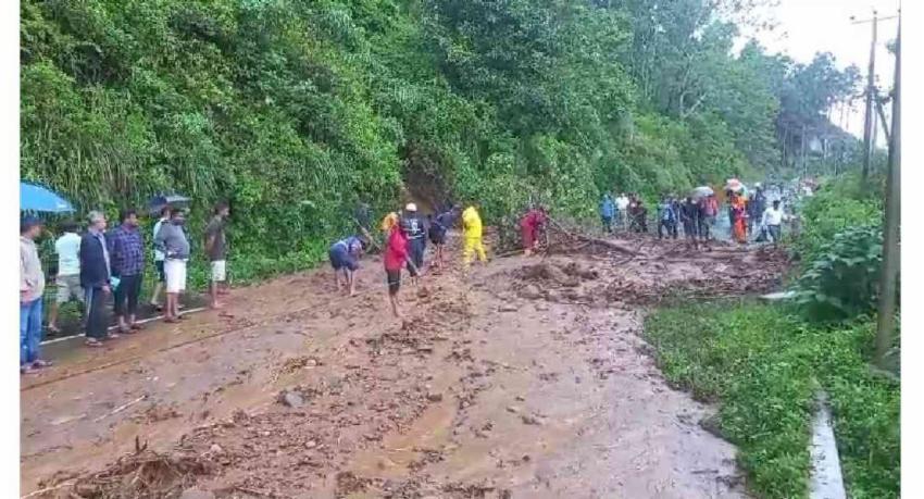 කොළඹ - බදුල්ල ප්‍රධාන මාර්ගයට හපුතලේ, විහාරගලදී පස් කන්දක් කඩා වැ⁣ටී ...