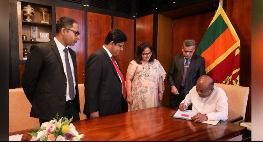 Online පනත් කෙටුම්පතට කථානායකවරයා අත්සන් තබයි